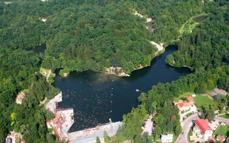 Lacul din România cu proprietăți unice în Europa care deține 3 ...