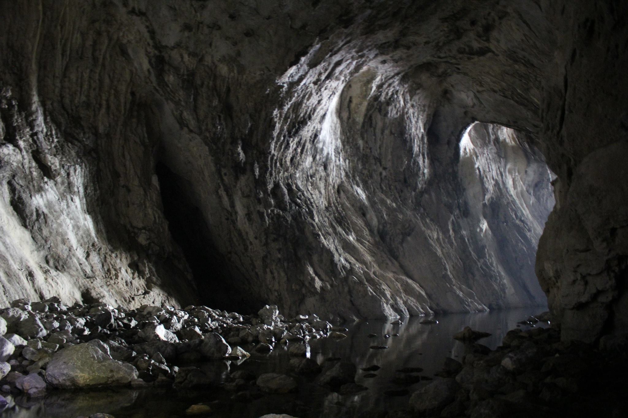 Peştera Ponicova, cea mai mare peşteră din Defileul Dunării - Editia de ...