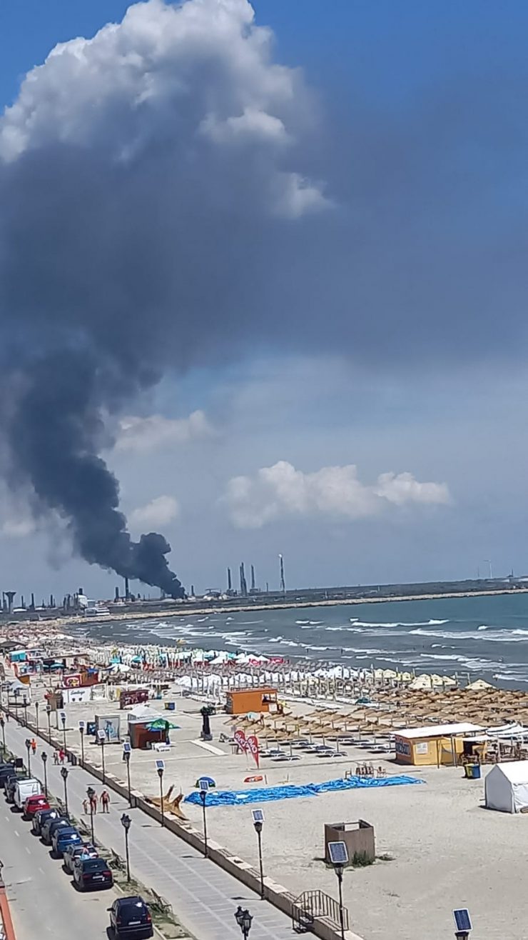 Explozie puternică la rafinăria Petromidia Năvodari FOTO - Editia de ...